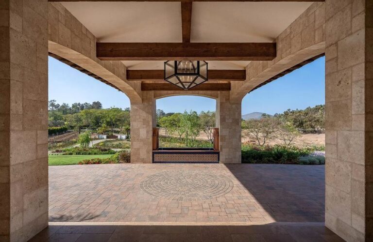 This Magnificent Custom Home in Rancho Santa Fe has An Amazing Outdoor ...