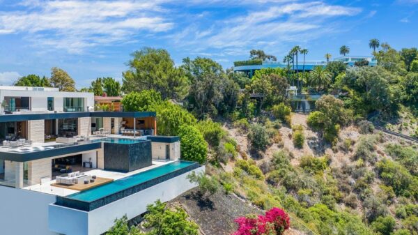 This $29.995 Million Architectural Home in Los Angeles with 2 Pools on ...