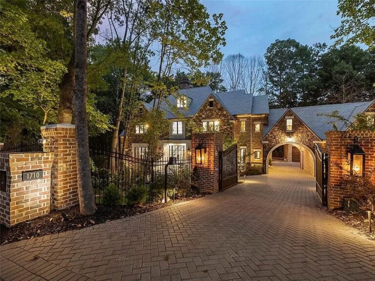 Exquisite English Manor-Style Home with Modern Finishes and Luxurious ...