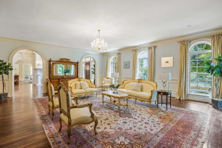Classic American Colonial with Every Single Gracious and Tasteful ...