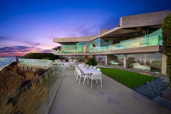 Crescent House, A One of A Kind Architectural Masterpiece Showcases The ...