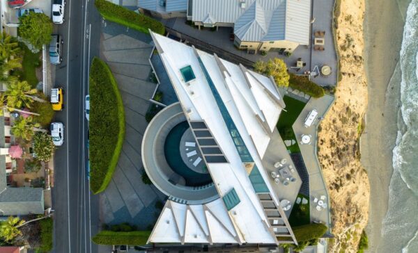 Crescent House, A One of A Kind Architectural Masterpiece Showcases The ...