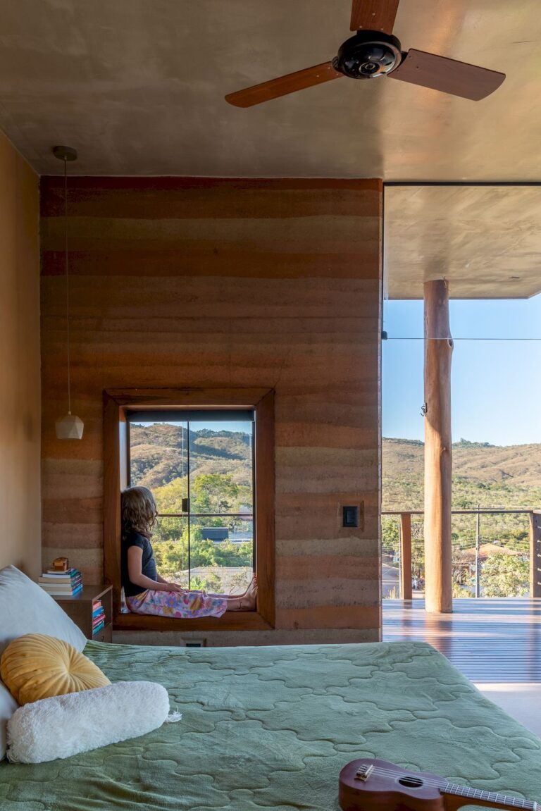 Earth House with Sustainable Design by TAY Arquitetura Ecológica