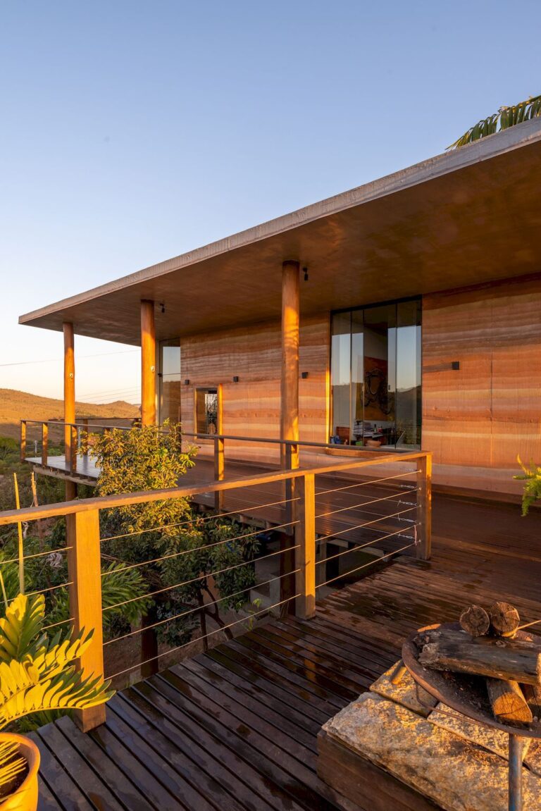 Earth House with Sustainable Design by TAY Arquitetura Ecológica