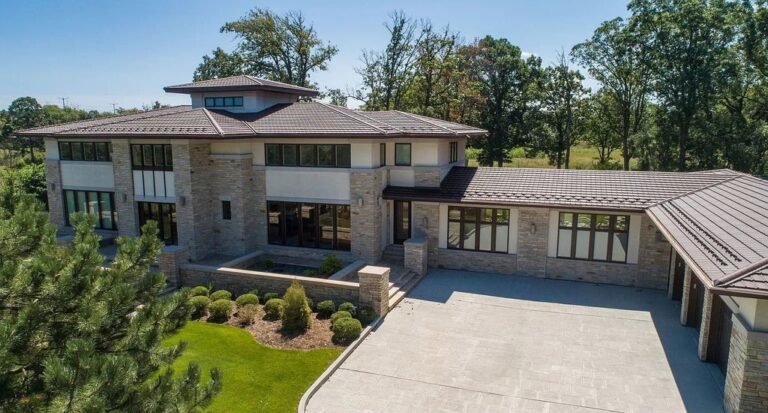 Exquisite Amenities Abound in this $2.818M Amazing Estate in Northbrook