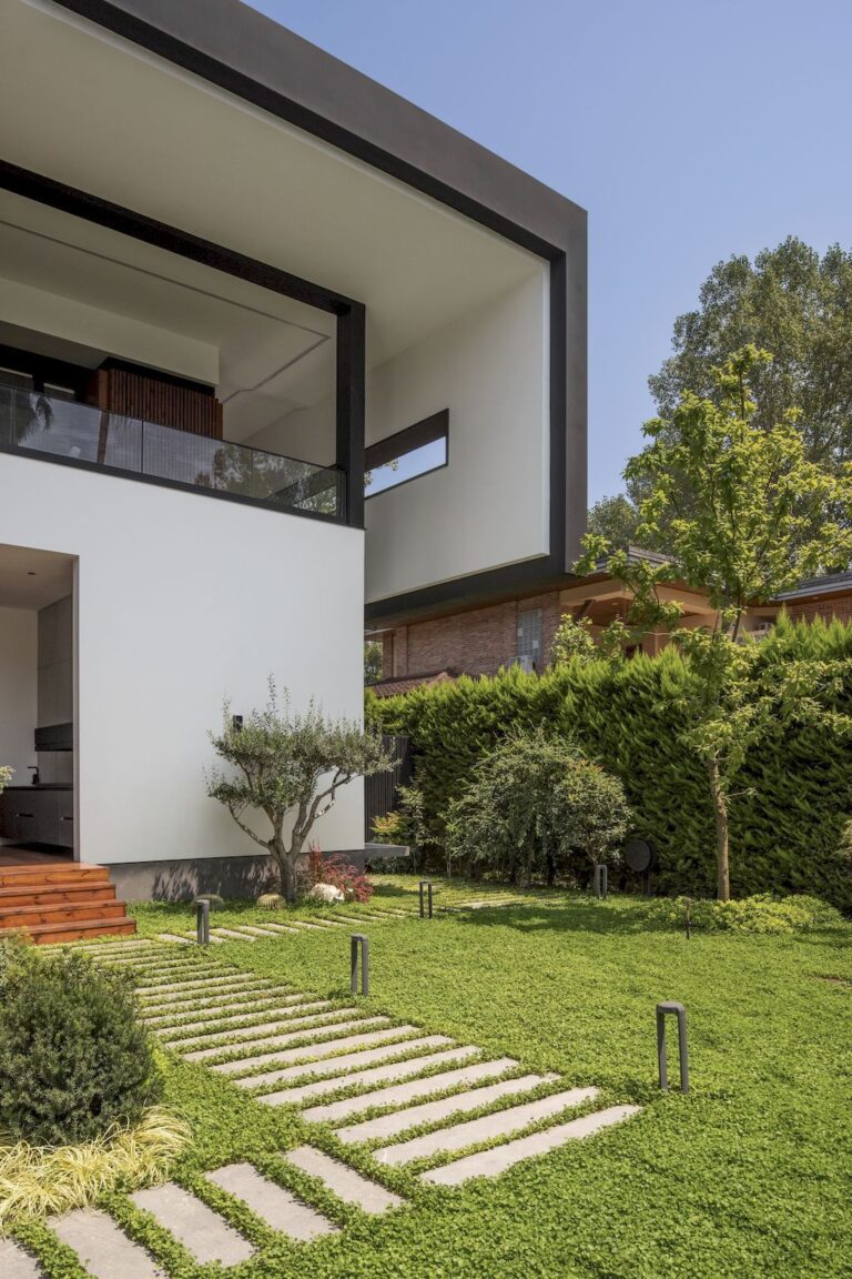 Ferdows House, a Stunning Home by Naghshekhak Architectural Group