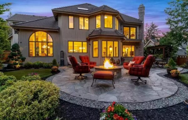 Making a Statement about Elegance and Exquisite Architecture, this Stately Home in Issaquah ...