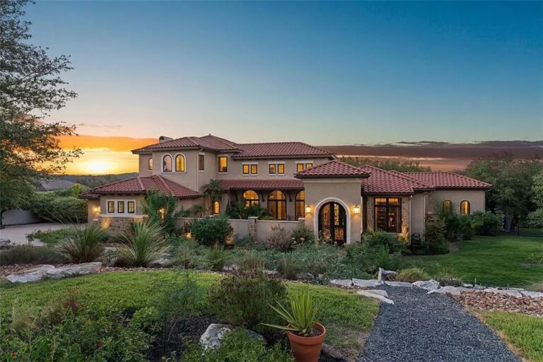 Absolutely Stunning Home in Austin Boasts Resort Style Backyard with ...