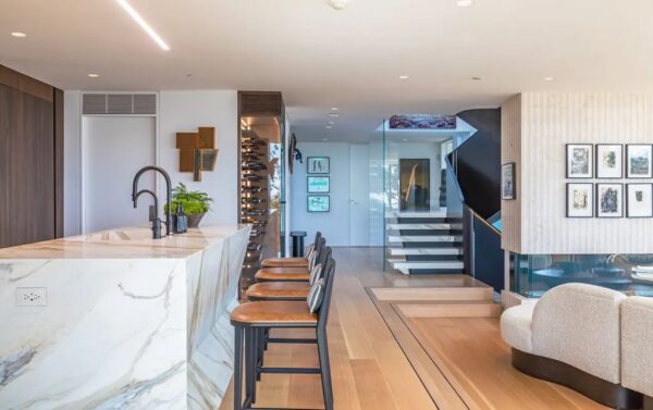 An Architectural Home in Los Angeles with Explosive Views delivers An ...