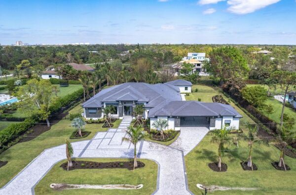 An Awe Inspiring Luxury Estate in Naples with High End Finishes Perfect ...