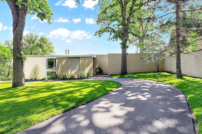 This Mid-century Modern Jewel in Hinsdale, IL Features Thoughtful ...