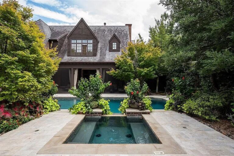 This Magnificent Home in Highland Park Boasts Warm Rich Interiors and ...