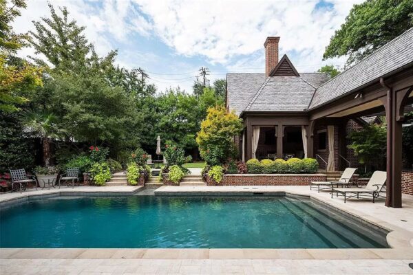 This Magnificent Home in Highland Park Boasts Warm Rich Interiors and ...