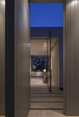 aMa House with gallery space to show art collection by XTEN Architecture