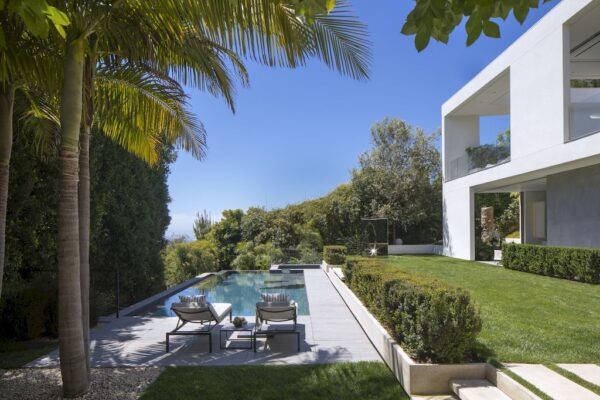 aMa House with gallery space to show art collection by XTEN Architecture