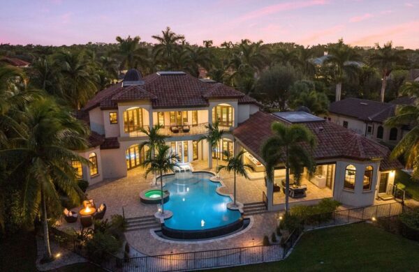 Breathtaking Luxury Home in Naples with 5 Star Resort Amenities