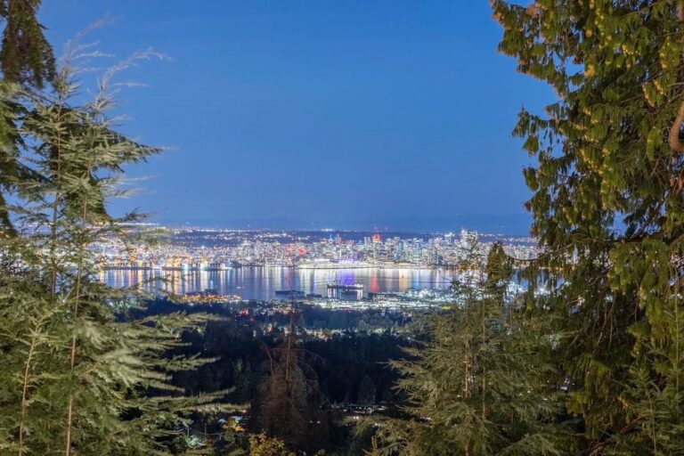 Flawlessly Designed Masterpiece Offers Complete Privacy and Spectacular ...