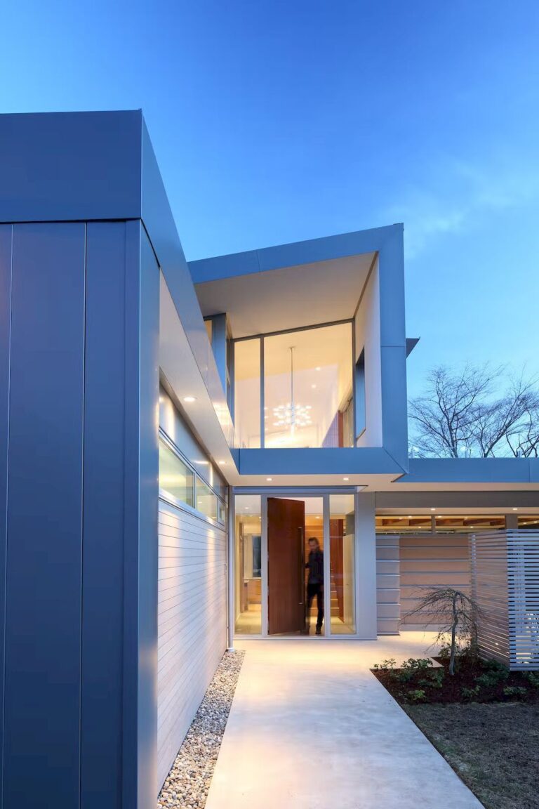 The Edge House with incredible outdoor living space by Vallely Architecture