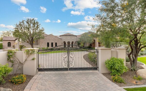 This Breathtaking Estate in Paradise Valley with Resort Like Grounds is ...