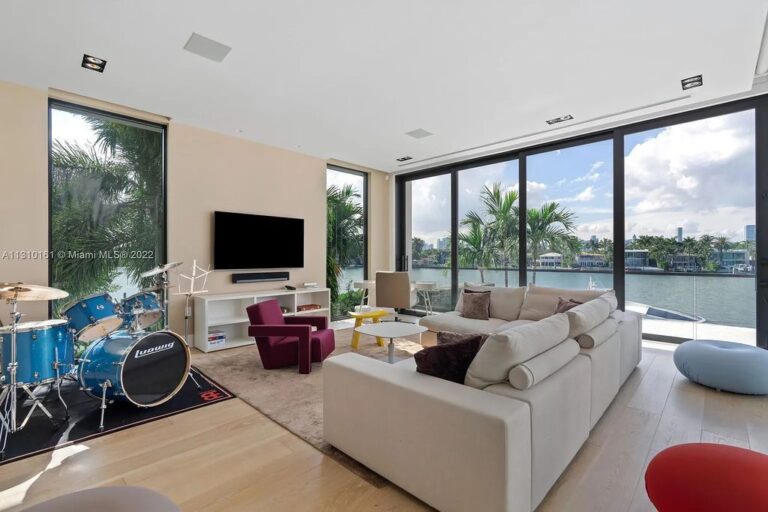A Stunning Venetian Island waterfront home in Miami Beach, Featuring ...