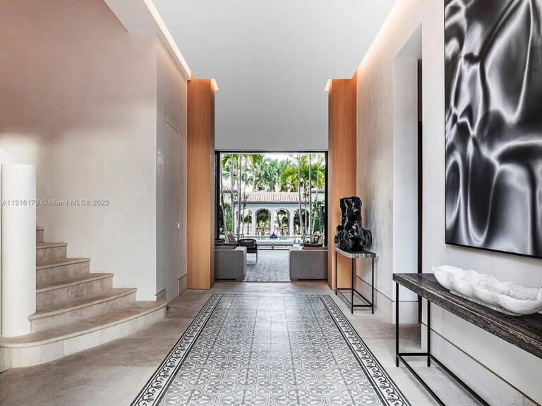 An Elegant Villa in Miami Beach Featuring an Overflowing Perimeter Pool ...