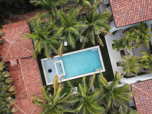 An Elegant Villa in Miami Beach Featuring an Overflowing Perimeter Pool ...