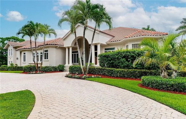 Listed at $9.5 Million, This Luxurious Modern Home in Naples, Florida ...