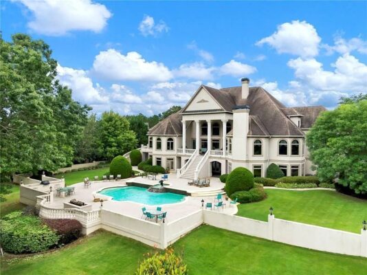 Impressive Executive Estate with Golf Course View and European Style ...