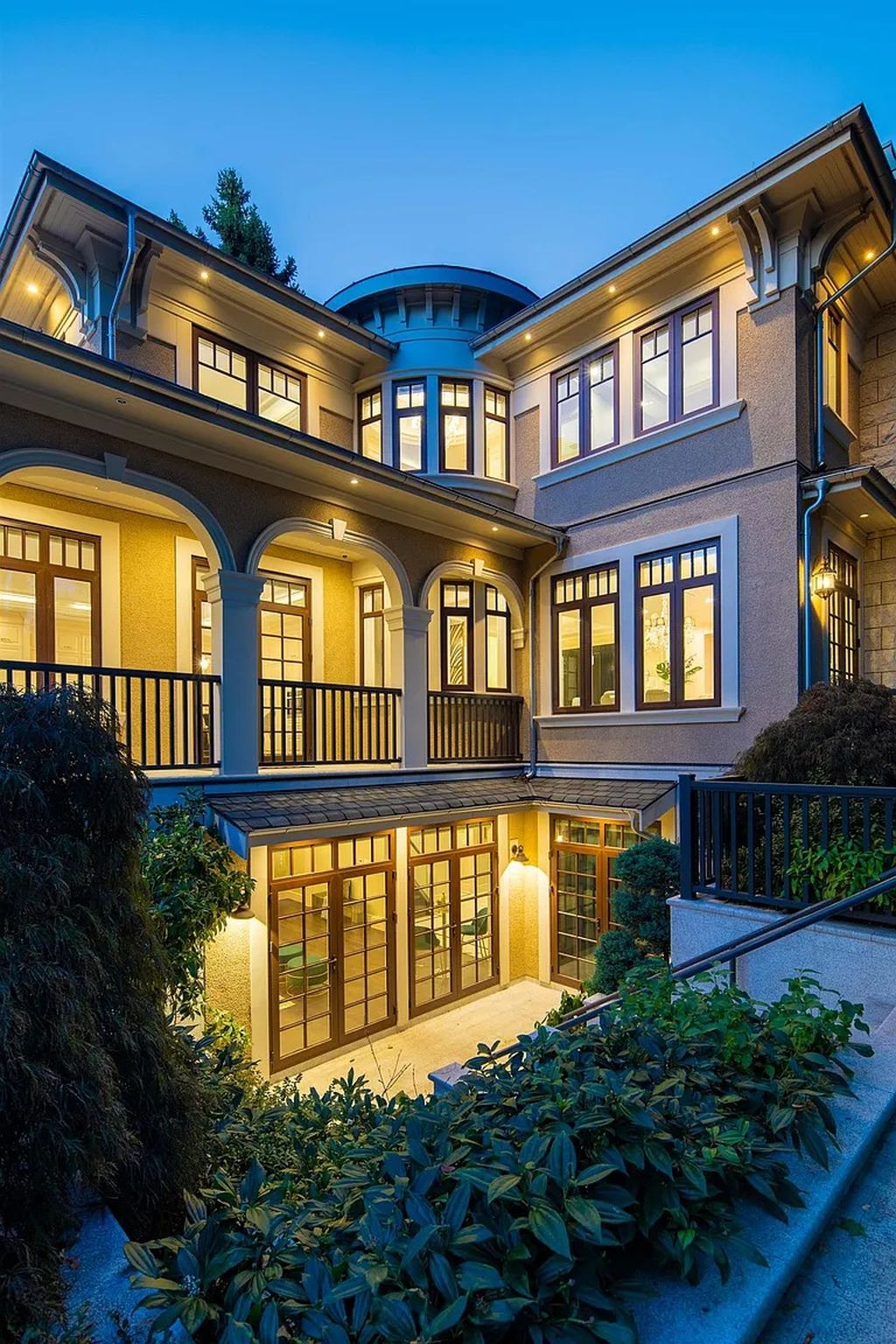 This Absolutely Gorgeous European Inspired Villa in Vancouver, Canada ...