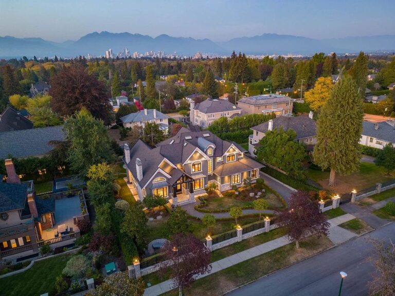 This Magnificent World-class Mansion in Vancouver, Canada Tastefully ...