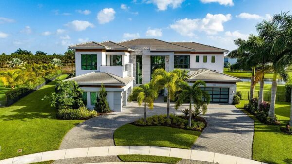 This Family Amenities Provide Exquisite Living in The Heart of Boca ...