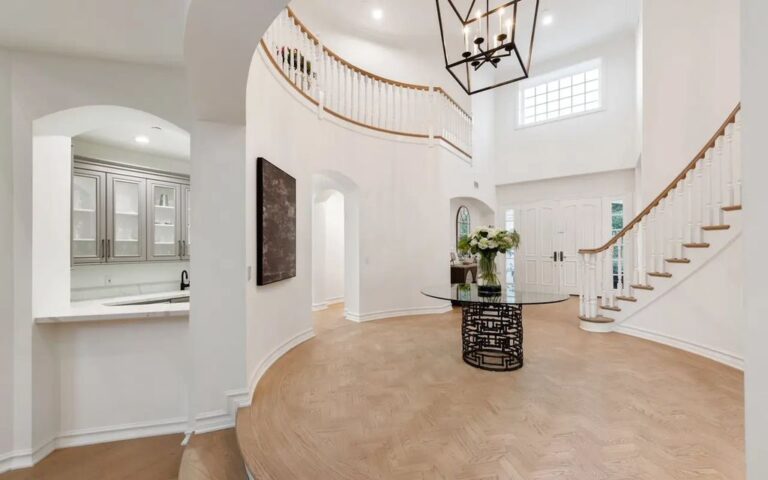 Timeless and Sophisticated Transitional Home in A Serene and Gorgeous ...