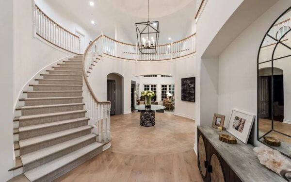 Timeless and Sophisticated Transitional Home in A Serene and Gorgeous ...