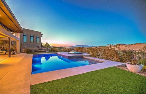 Truly Stunning Home in Henderson Features An Amazing Great Room with ...