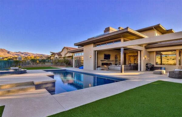 Truly Stunning Home in Henderson Features An Amazing Great Room with ...