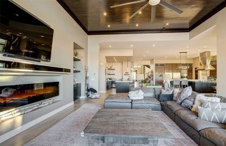 Truly Stunning Home in Henderson Features An Amazing Great Room with ...