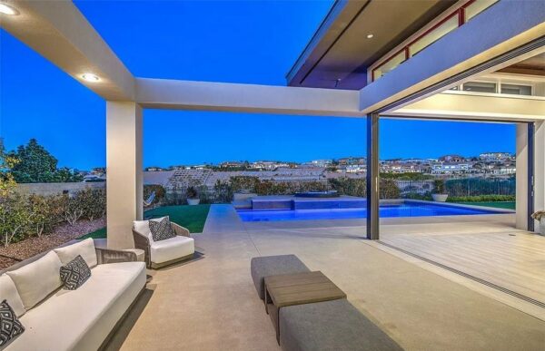 Truly Stunning Home in Henderson Features An Amazing Great Room with ...