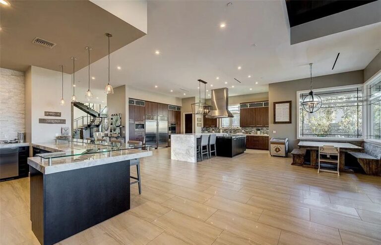 Truly Stunning Home in Henderson Features An Amazing Great Room with ...