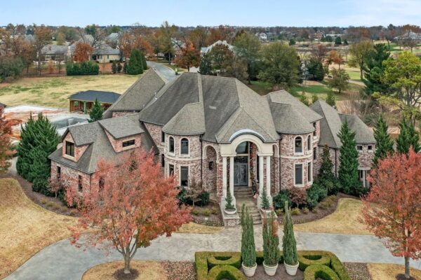 A Lavishly Contemporary Home with Expansive Covered Outdoor Multi Level ...