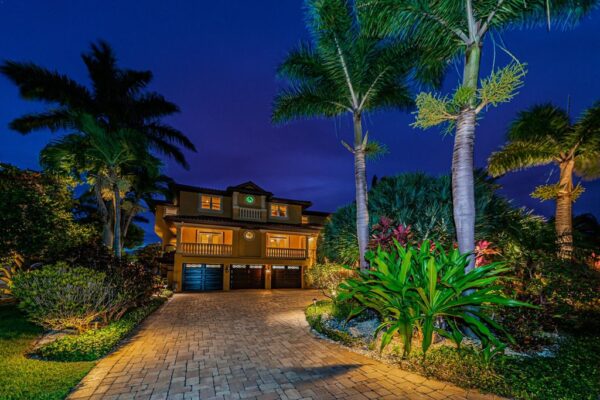 A Stunning Waterfront Home with A One of A Kind Beautiful Open ...