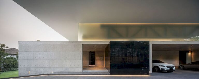 Casa Cloud with Attentive and Localized Architecture by BOONDESIGN