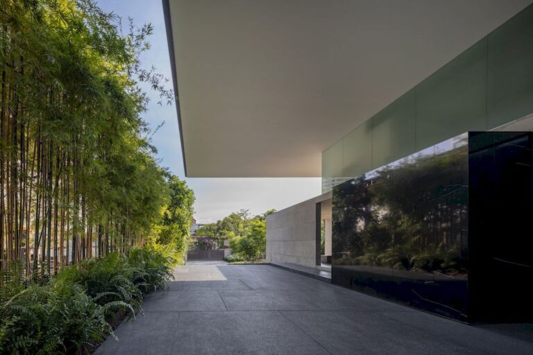 Casa Cloud with Attentive and Localized Architecture by BOONDESIGN