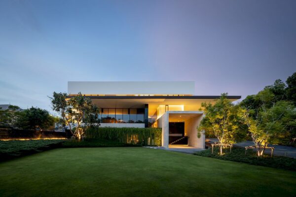 Casa Cloud with Attentive and Localized Architecture by BOONDESIGN