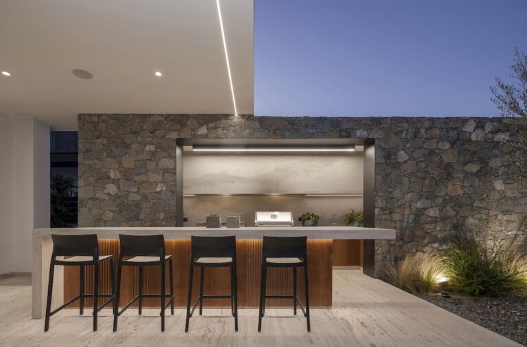 House 345 offers Introversion and privacy spaces by Constanti Architects