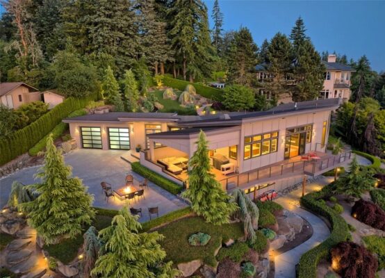 Taking Design Cues From Both Classic and Contemporary, Lake Views House ...