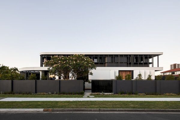 The Eagle House with Bold Horizontal Form by Justin Humphrey Architects