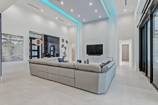 Modern Masterpiece in Steeplechase: Luxury Living in Palm Beach Gardens