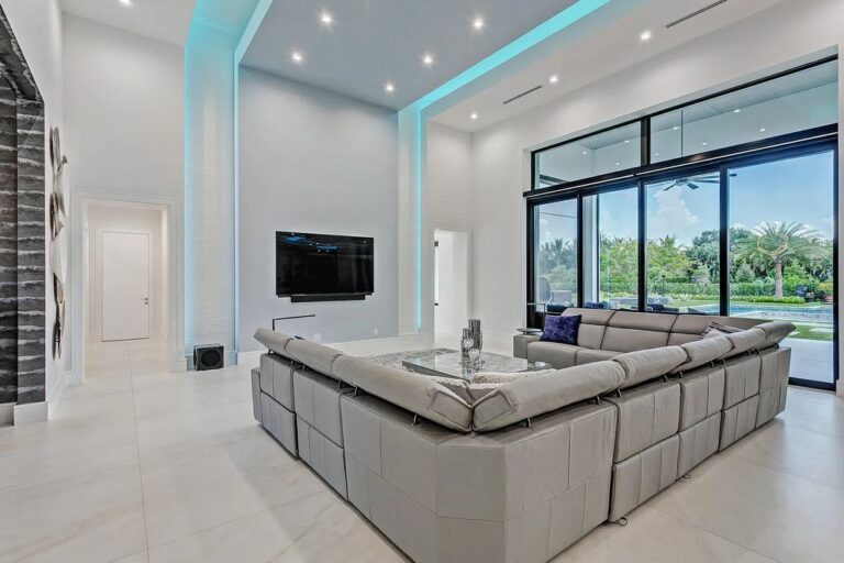 Modern Masterpiece in Steeplechase: Luxury Living in Palm Beach Gardens