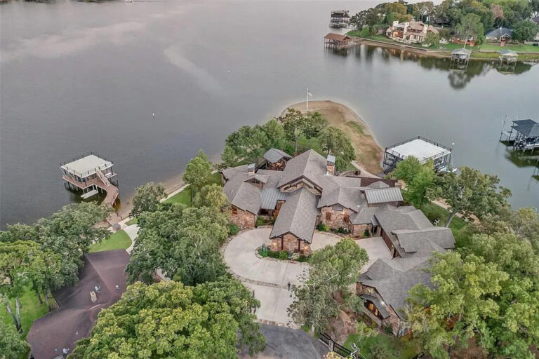 A Gorgeous Luxury Lake Home in Mabank Texas Provides Striking Views ...