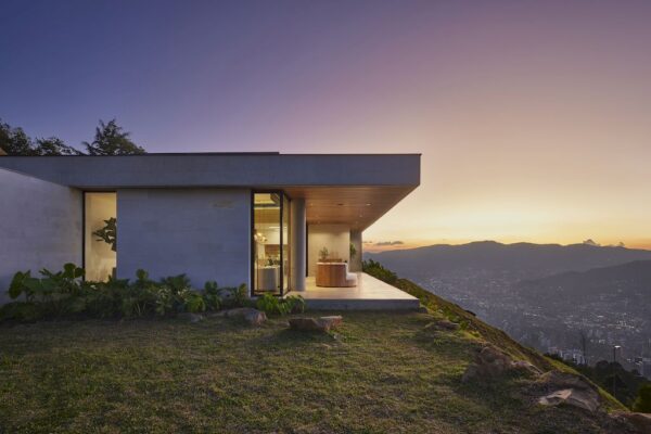 Balcony House to Enjoy Incredible Views of Nature by Bassico Arquitectos